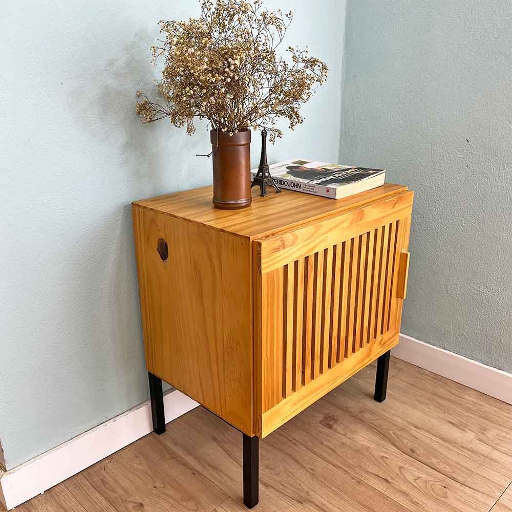 Mesa Lateral Ripada com pé Style de Ferro e Madeira Nozes e Preto